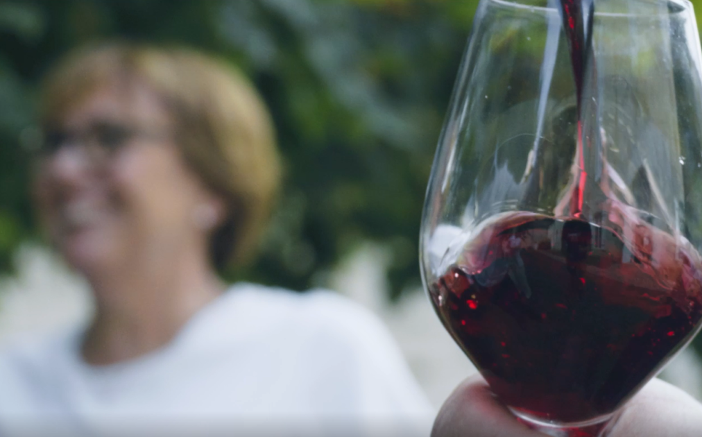 "Derrière la bouteille" : Portrait de Anna Faure, Assistance ...